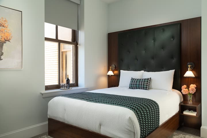 The Liberty Trust Petite Queen Guestroom - Roanoke, VA