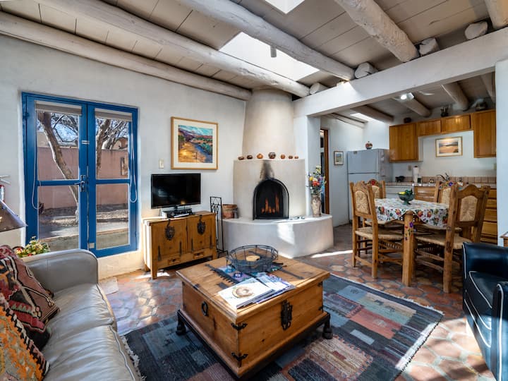 Casita Don Manuel | Superb Location + Fireplace! - Santa Fe, NM