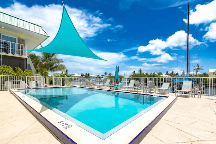 Reel Escape 2 - Lovely 2nd Floor Condo/shared Pool - Marathon