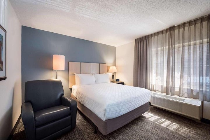 Best Place To Unwind! Full Kitchen, Free Shuttle! - Chicago, IL