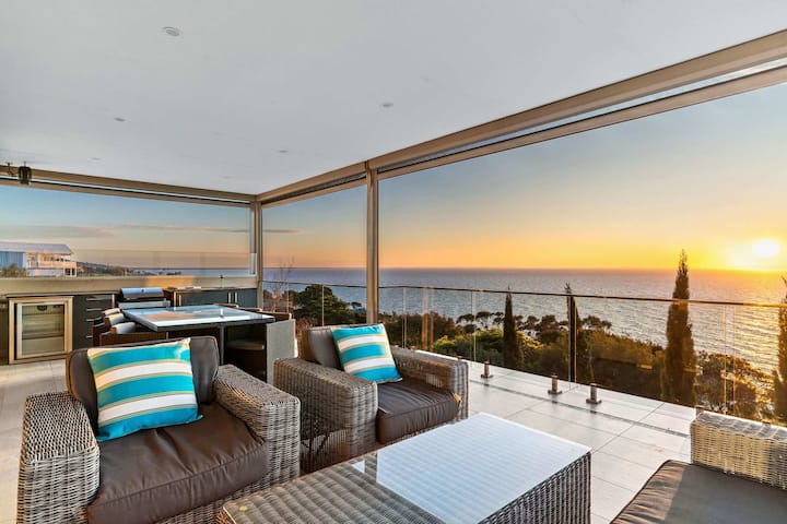 Hillside Luxe | Spa & Bay Views - Mount Martha