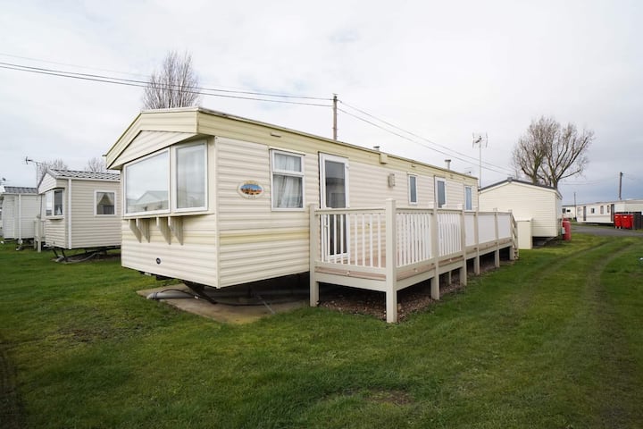 Pets Go Free Family 3 Bed Caravan With Decking - Hunstanton