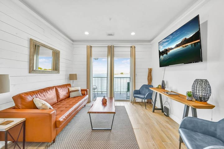 Updated Interior, Boating, Pool, Amazing Lake View - Conroe, TX