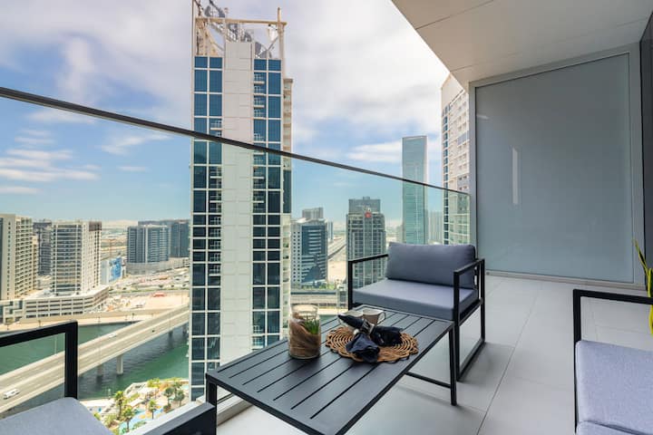 Bright Studio Apartment W/ Relaxing Canal Views! - Dubaï