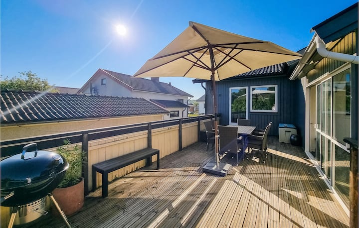 Lovely Home In Göteborg With Kitchen - Surte