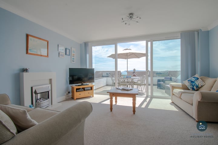 Pebble House - Sea Views, Parking, Family Friendly - Weymouth, UK