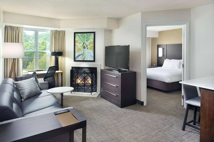 Two Large 2br Suites, Free Breakfast, Onsite Pool! - Raleigh, NC