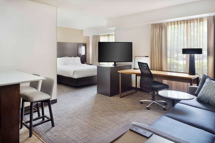 Pet-friendly Hotel With Free Breakfast, Pool! - Apex, NC