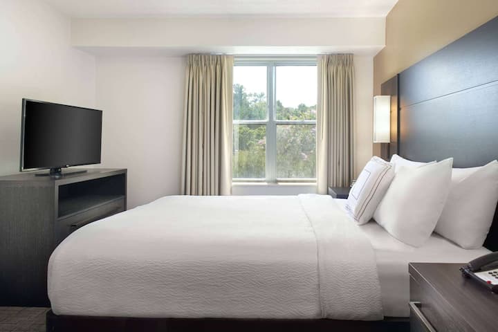 Pet-friendly 2br Suites With Free Breakfast, Pool! - Raleigh, NC