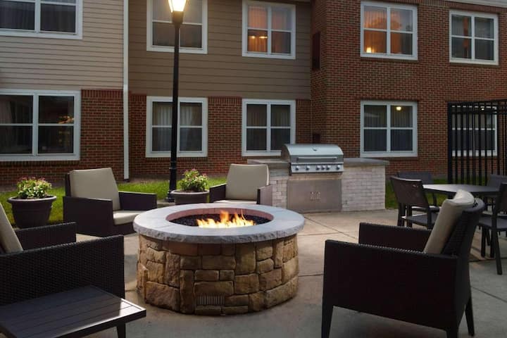 Pet-friendly 2br Suites With Free Breakfast, Pool! - Raleigh, NC