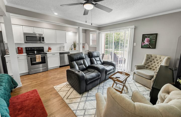 Blossom: Ground Floor, Comfy King Bed - Bryan, TX