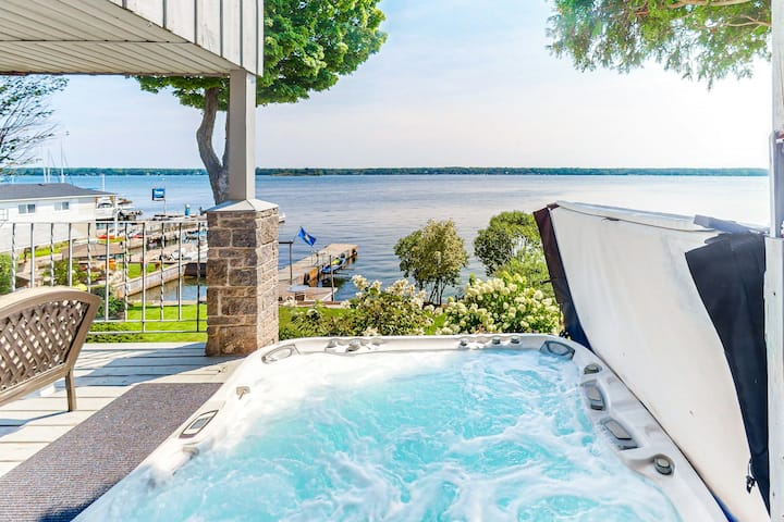 4br Riverfront Home With Hot Tub, Dock, Fireplace - Brockville