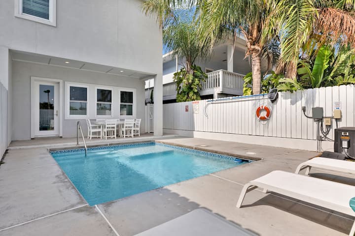 New! Modern Home W/ Heated Pool, Dog-friendly! - South Padre Island, TX