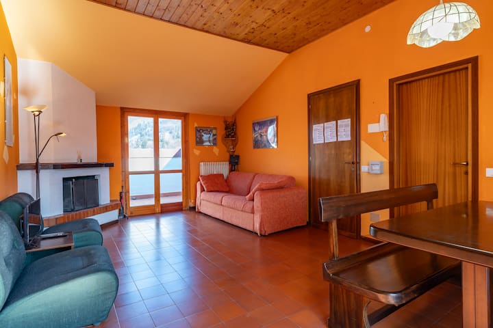 Spacious Mountain View Attic Apartment - Barzio