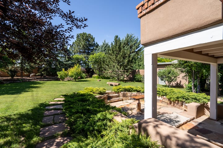 Casita Contenta | Enclosed Yard, Covered Patio - Santa Fe, NM