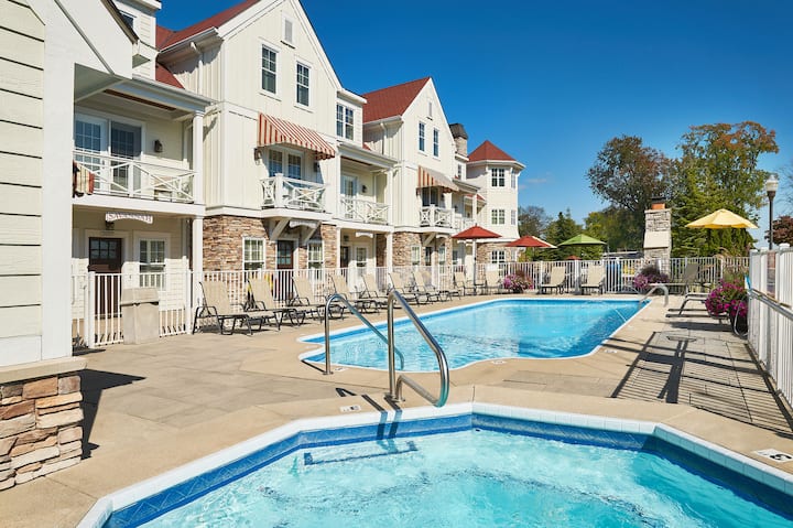 "The Savannah" Luxury Townhome, Pool, Hot Tub, Gol - Holland, MI