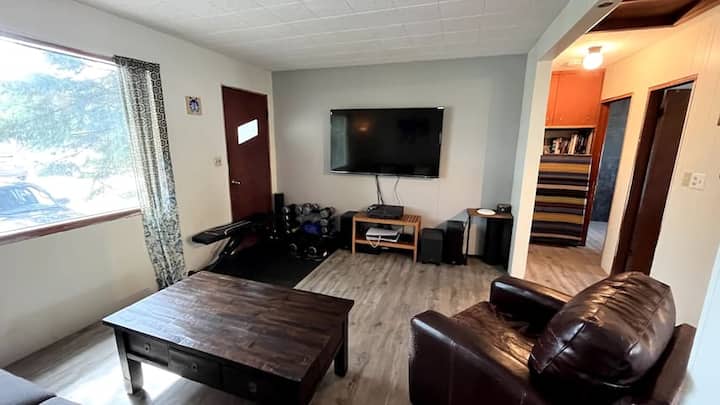 Puma's Executive Cat House! - Fernie