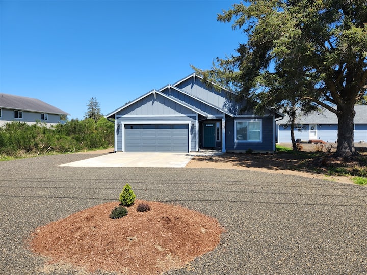 A Retreat On The Canal- New Game Room - Ocean Shores, WA
