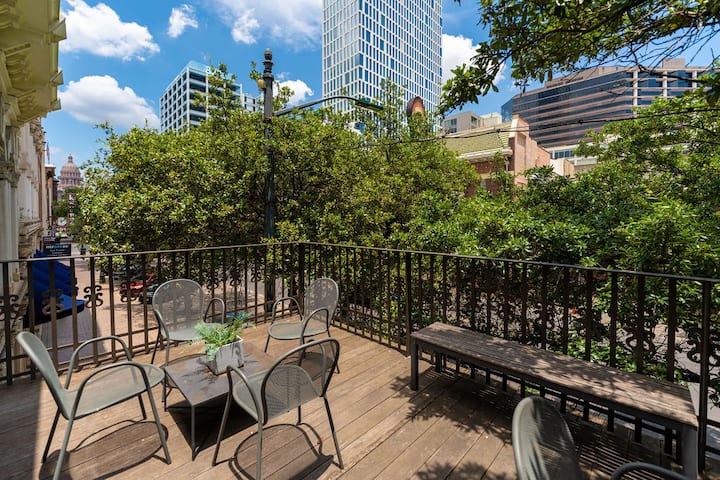 Stay & Play In Style: Iconic Views, Chefs Kitchen, Game Room & Luxury Living - Austin, TX
