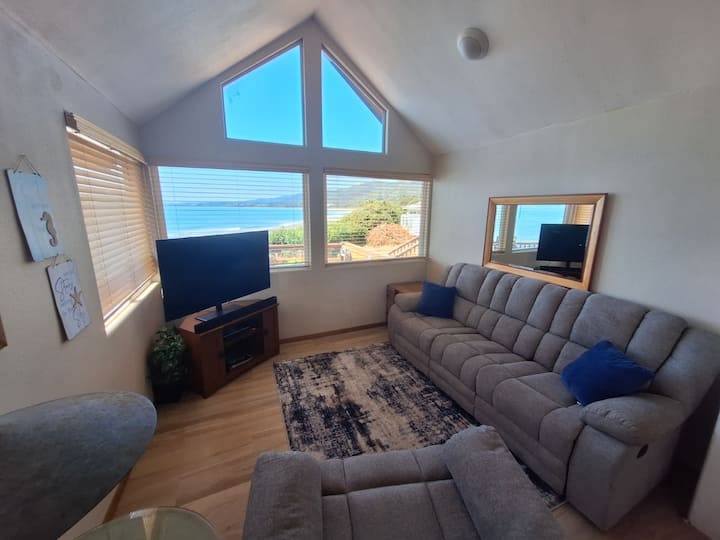 Oceanfront Cabin 3 W/ Jacuzzi & Impressive Views - Lucky 7 Casino & Hotel