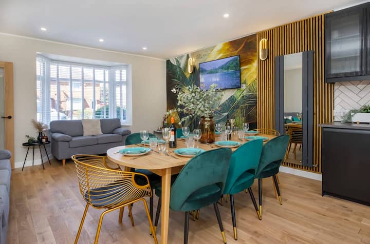 The Dodsworth Modern 4 Bedroom House, Sleeps 8 - York