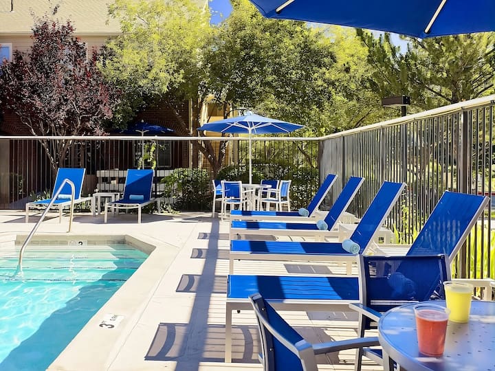 3 Relaxing Units, W/ Outdoor Pool, Near 10 Fairway - Flagstaff, AZ
