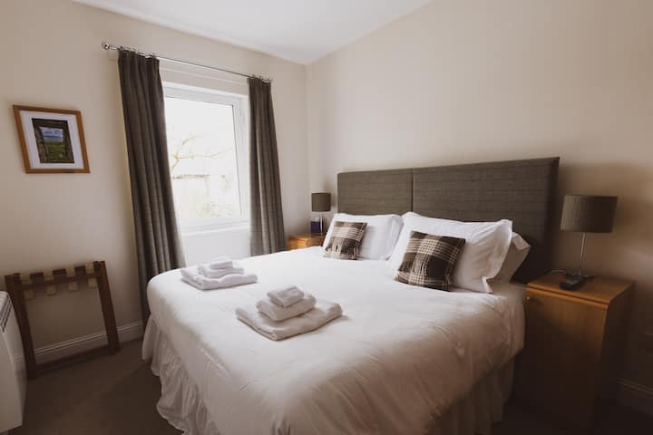 Double Room-ensuite With Shower-super King Bed - Lerwick