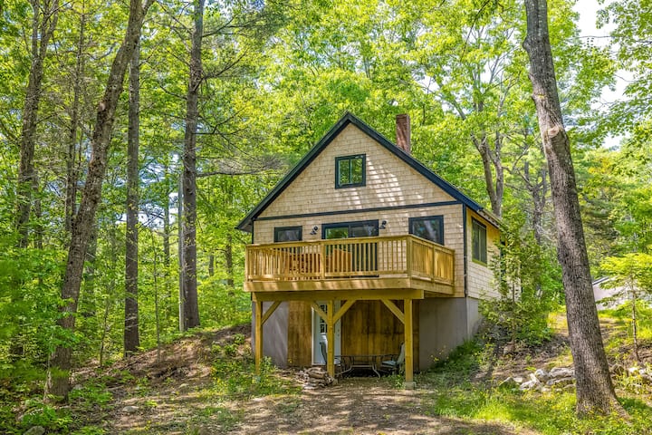 Renovated Woodland 2br With Lovely Deck & Firepit - Belfast, ME