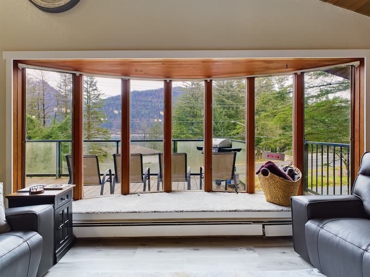 Juneau 3 Bedroom Home With Ocean & Mountain Views - Juneau, AK