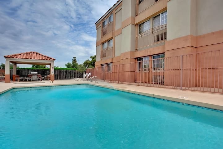 Prime Location! 2 Relaxing Units, Pool, Kitchen! - Tempe, AZ
