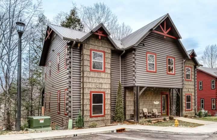 Luxury Retreat With Theater, Game Room, Hot Tub & - Gatlinburg, TN