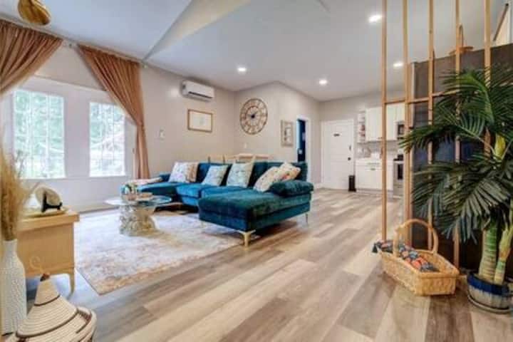 Modern Homey Heaven | Garden View, Patio, Games - Bristol, CT