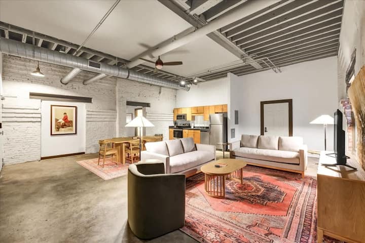 Industrial 5br Loft In Historic Whiskey Row Lofts - Louisville, KY