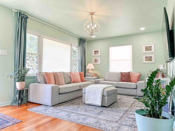 Westside Retreat ~ 3bed Home Full Of Color! - Chatham, IL