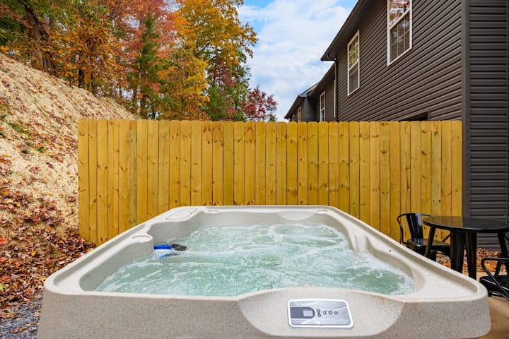 Spacious Escape, Sleeps 6・hot Tub + Pet Friendly - 세비어빌