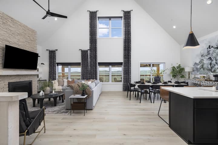 Lake Views, Hot Tub, Comm Pool, Pet Friendly! - Branson West, MO