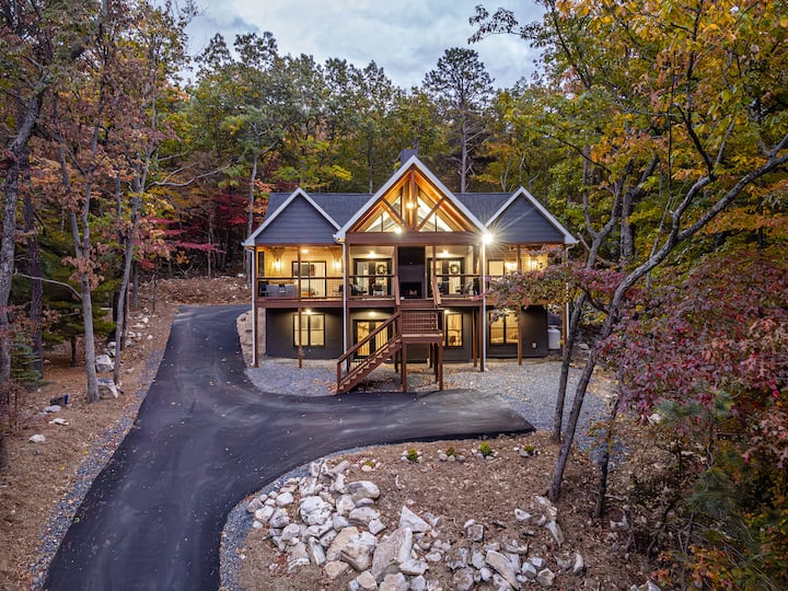 Designer Luxe W/ Indoor Pool & Hot Tubs - Harrisonburg, VA