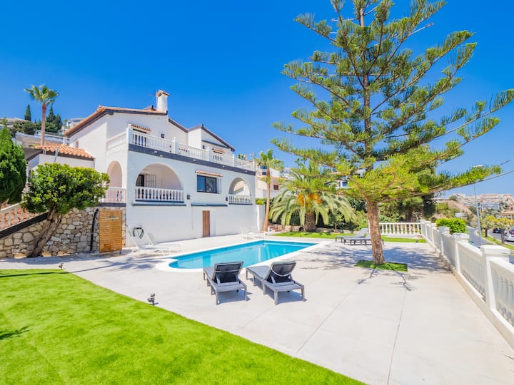 Cubo's Beach Front Villa Benalmadena - Benalmádena