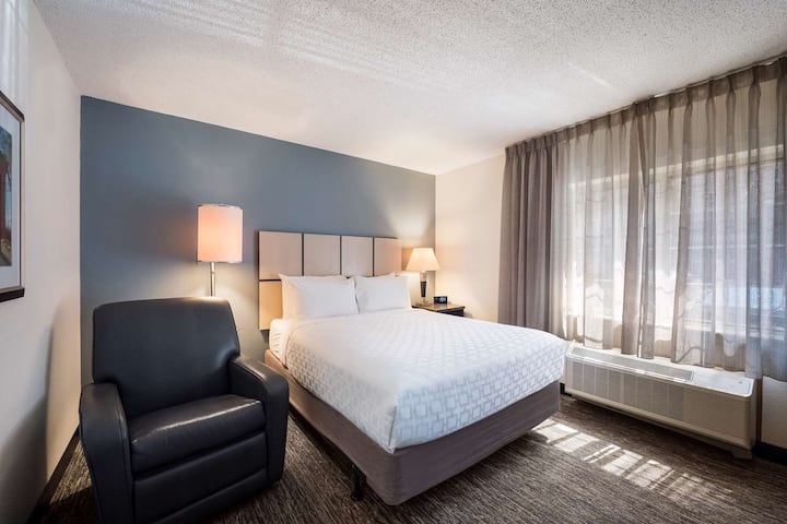 Best Place To Unwind! 4 Relaxing Units, Kitchen! - West Des Moines, IA