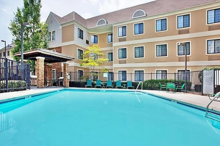 Large Suite With Full Kitchen And Free Breakfast! - Alpharetta, GA