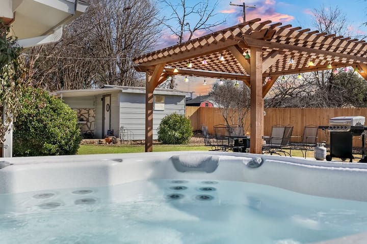 Das Crow Haus | 3/2 | Pet Friendly | Hot Tub - Fredericksburg, TX