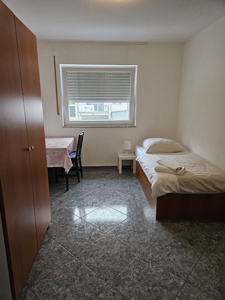 Budget Single Room With Shared Bathroom - Francoforte sul Meno, Germania