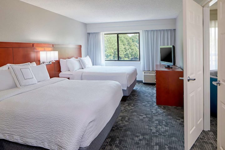 Contemporary And Pet-friendly Hotel, Free Shuttle! - Cary, NC