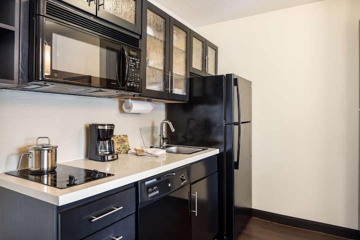 Stylish Relaxation! 3 Spacious Units, Kitchen! - Plano, TX