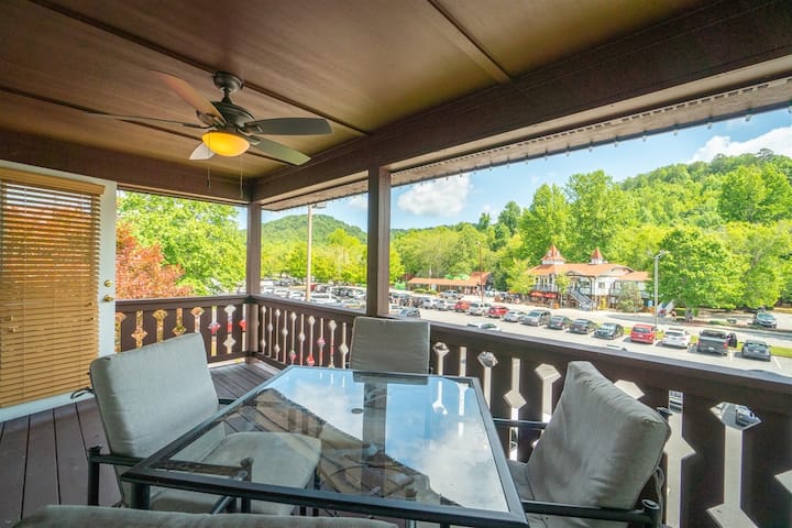 Alpine Village Condo D - Walkable Downtown - Helen, GA