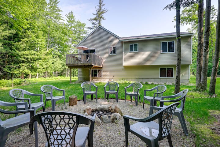 Serene Pentwater Getaway W/ Yard Near Lakes - Pentwater, MI