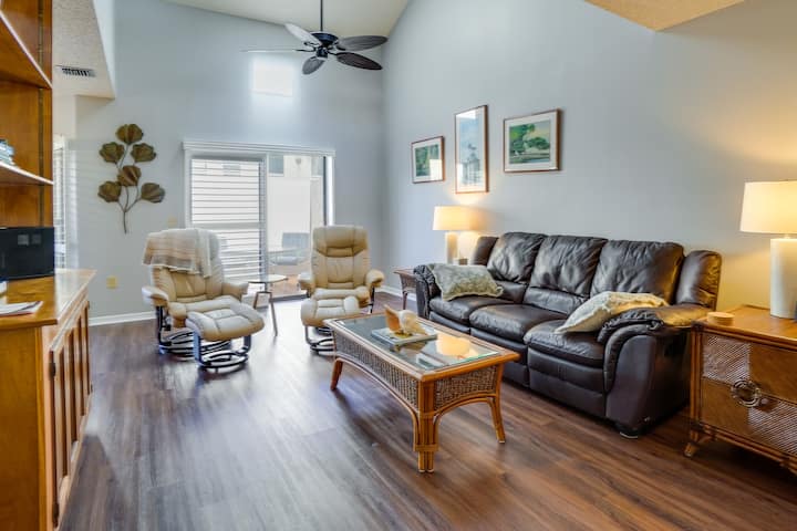 Walk To Restaurants: Downtown Leesburg Townhome! - Leesburg, FL