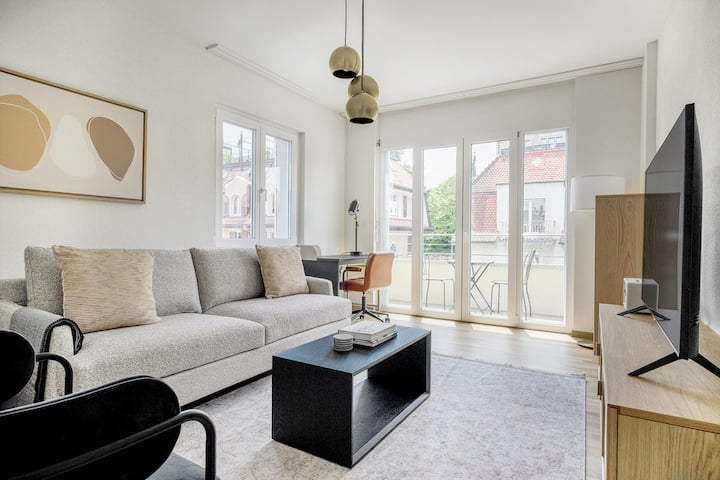 Blueground | Wiedikon, W/d & Storage Room, Nr Tram - Zürich