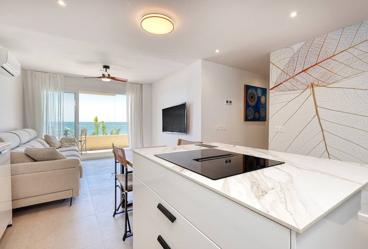 Modern & Cozy Beach Front Home Near Holiday World - Benalmádena