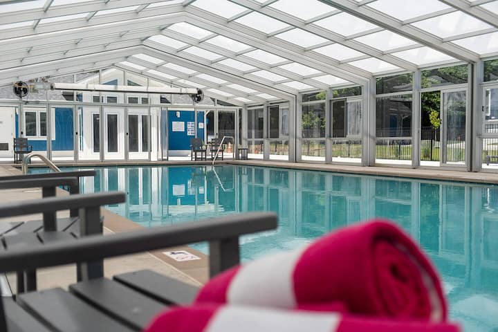 Manor On Meadow - Indoor Pool Open Year-round! - South Haven, MI
